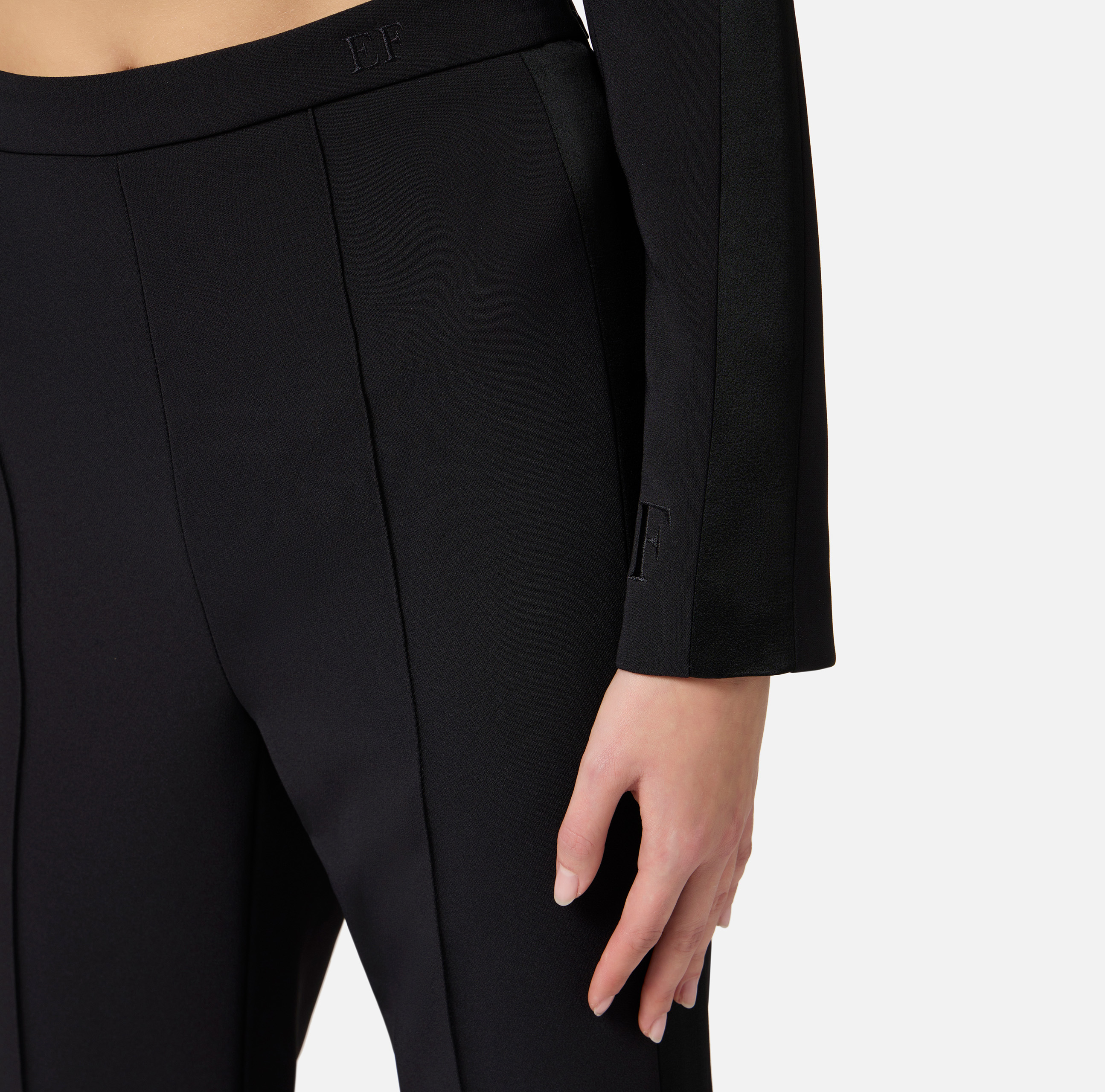 Crêpe double-breasted women's suit with satin bands Crêpe double-breasted women's suit with satin bands